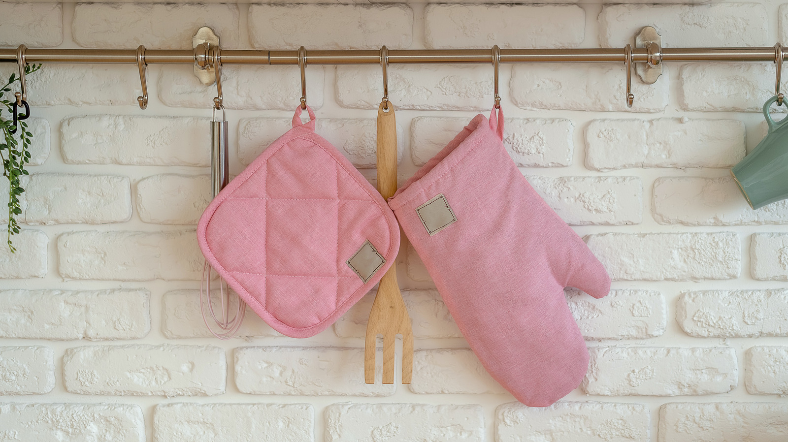 11 Genius Ways To Repurpose Oven Mitts When They Are Too Far Gone For ...