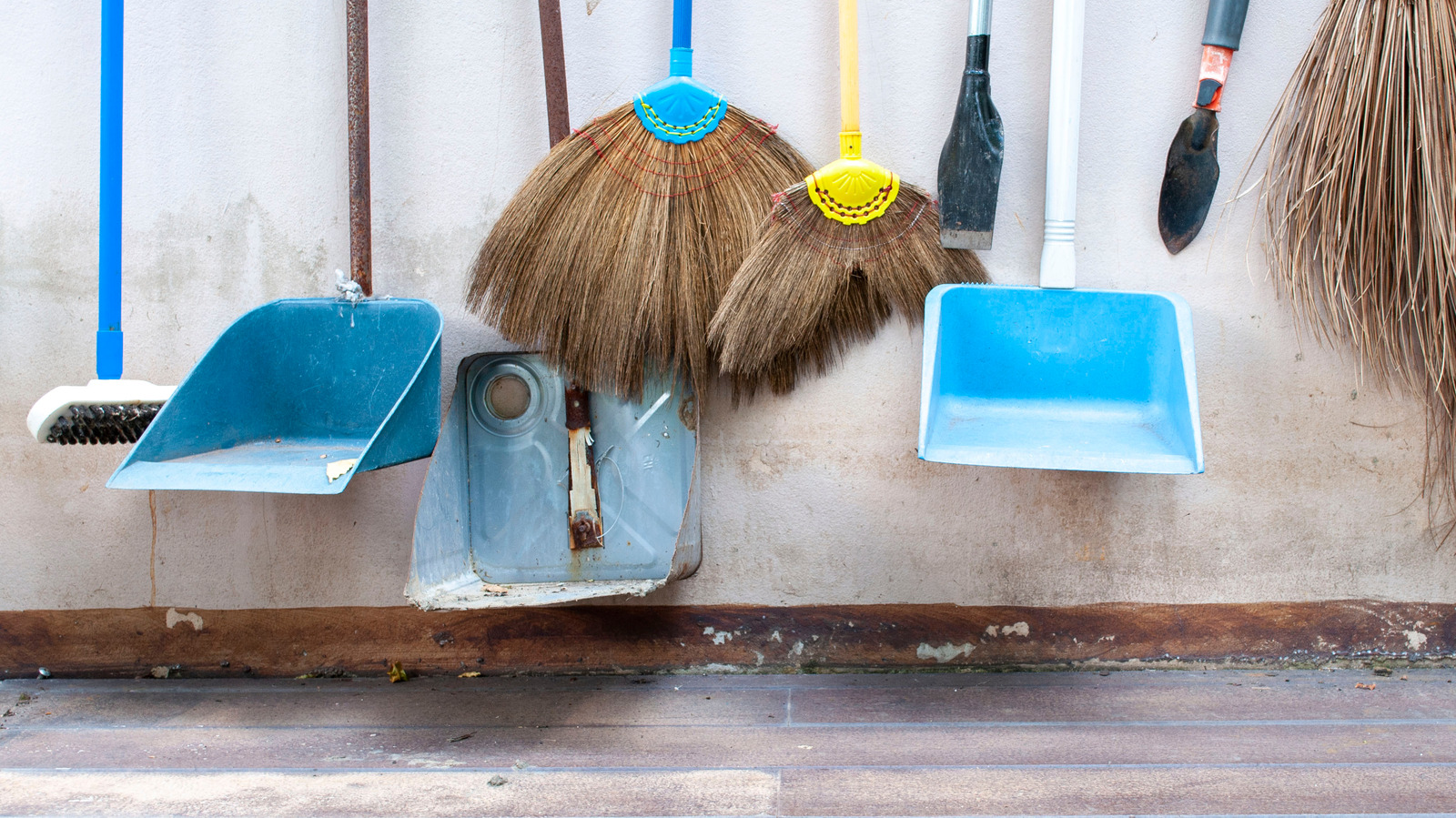 11 Ways To Repurpose An Old Dustpan At Your House