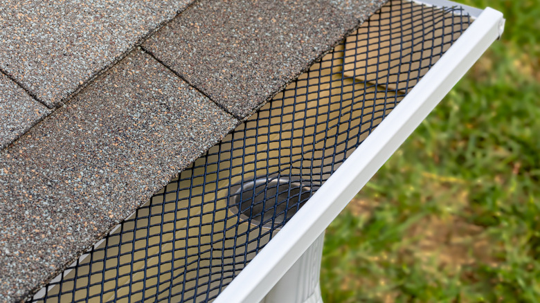 13 Tips & Tricks To Safely Remove Ice Without Damaging Your Gutters Or ...