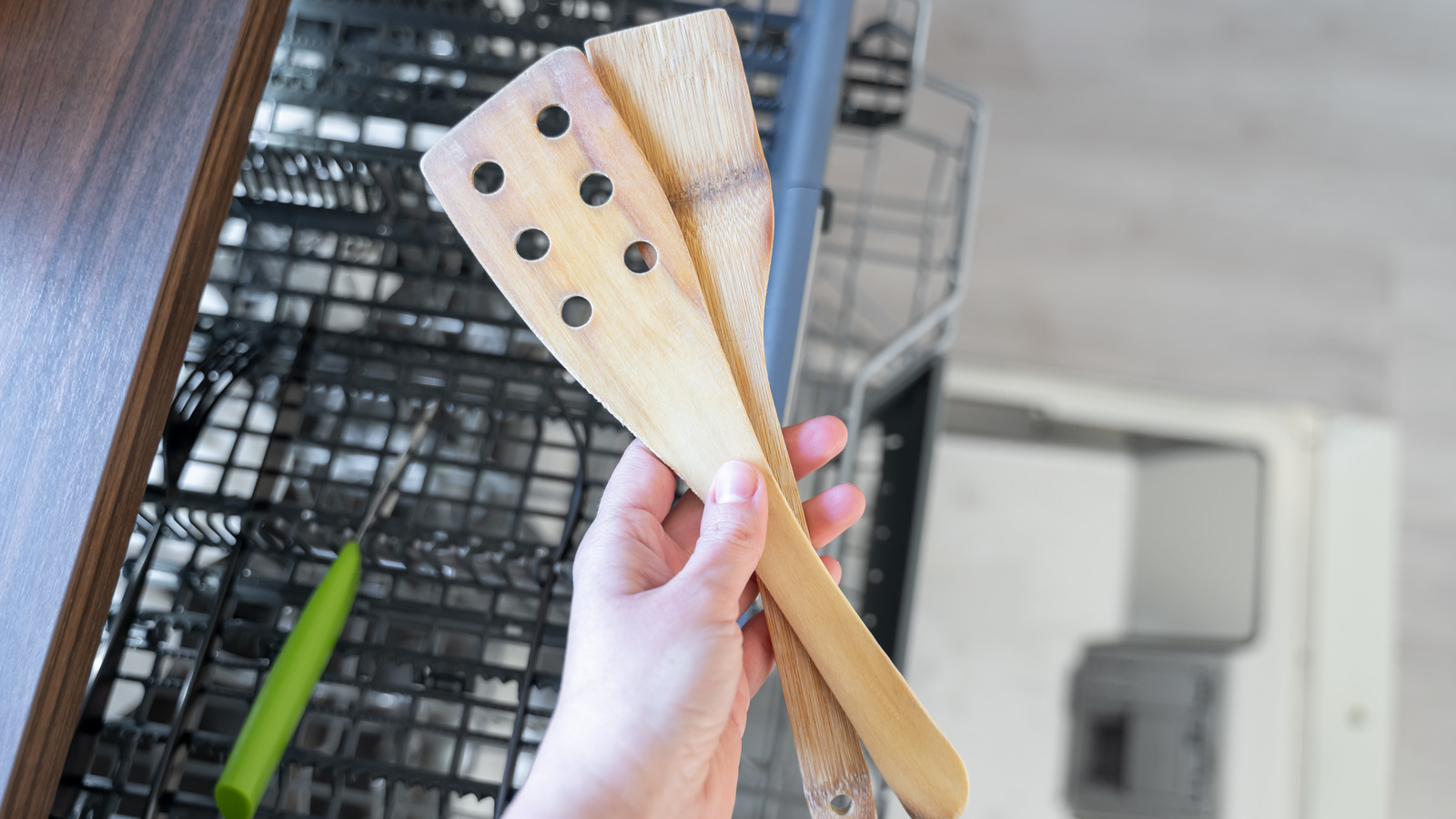 15 Genius Ways To Repurpose A Wooden Spatula Outside Of Cooking