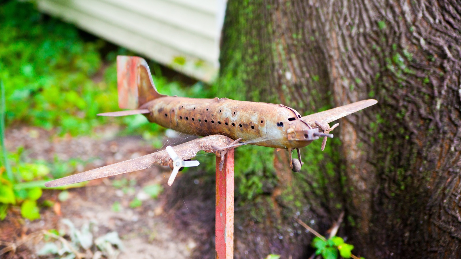 16 Ways To Add Charm To Your Yard And Garden With Rusted Metal