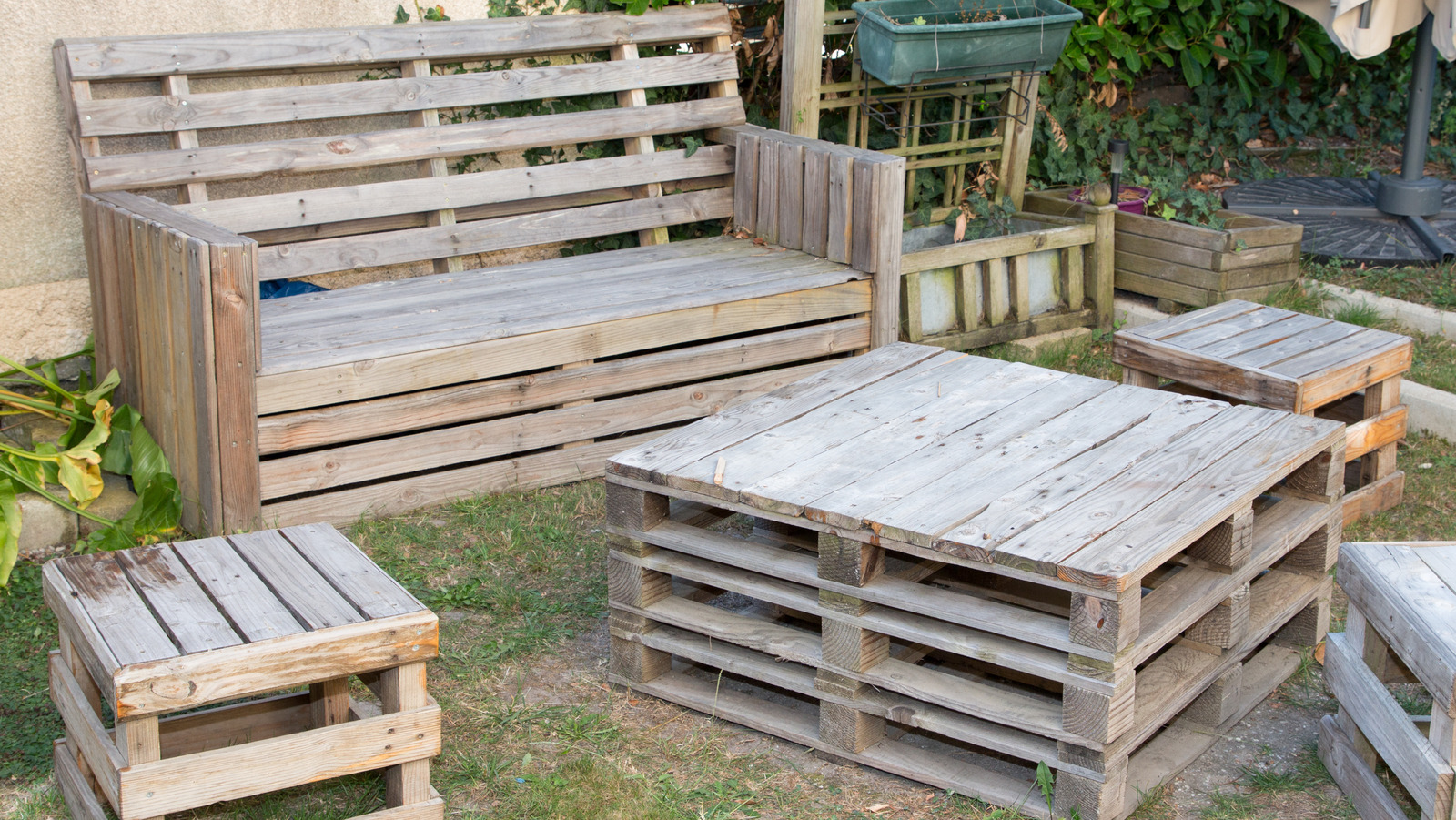 18 Affordable DIY Wood Pallet Furniture Ideas That You Can Make & Customize