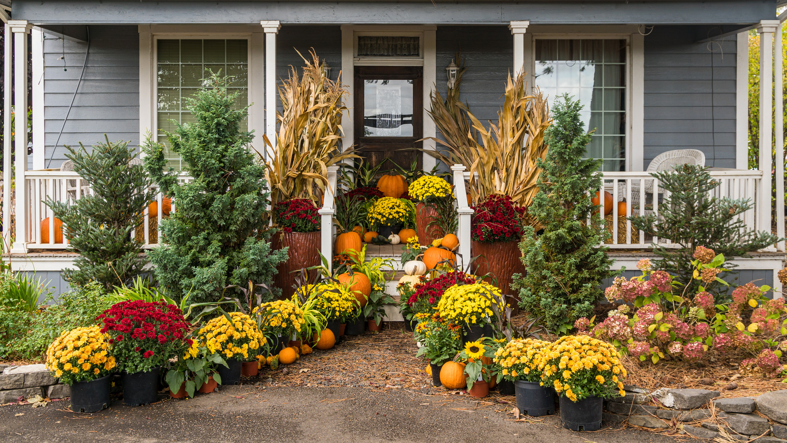 25 Fall Porch Ideas That Will Transform Your Space Into An Autumnal ...