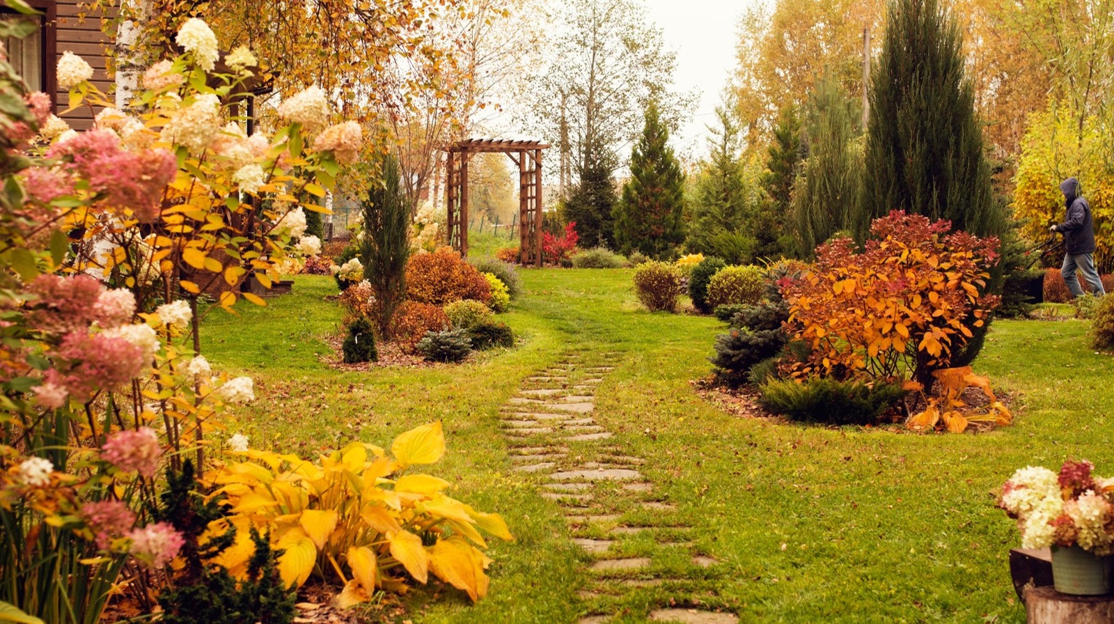 4 Garden Features For A Hauntingly Beautiful Outdoor Space This Fall