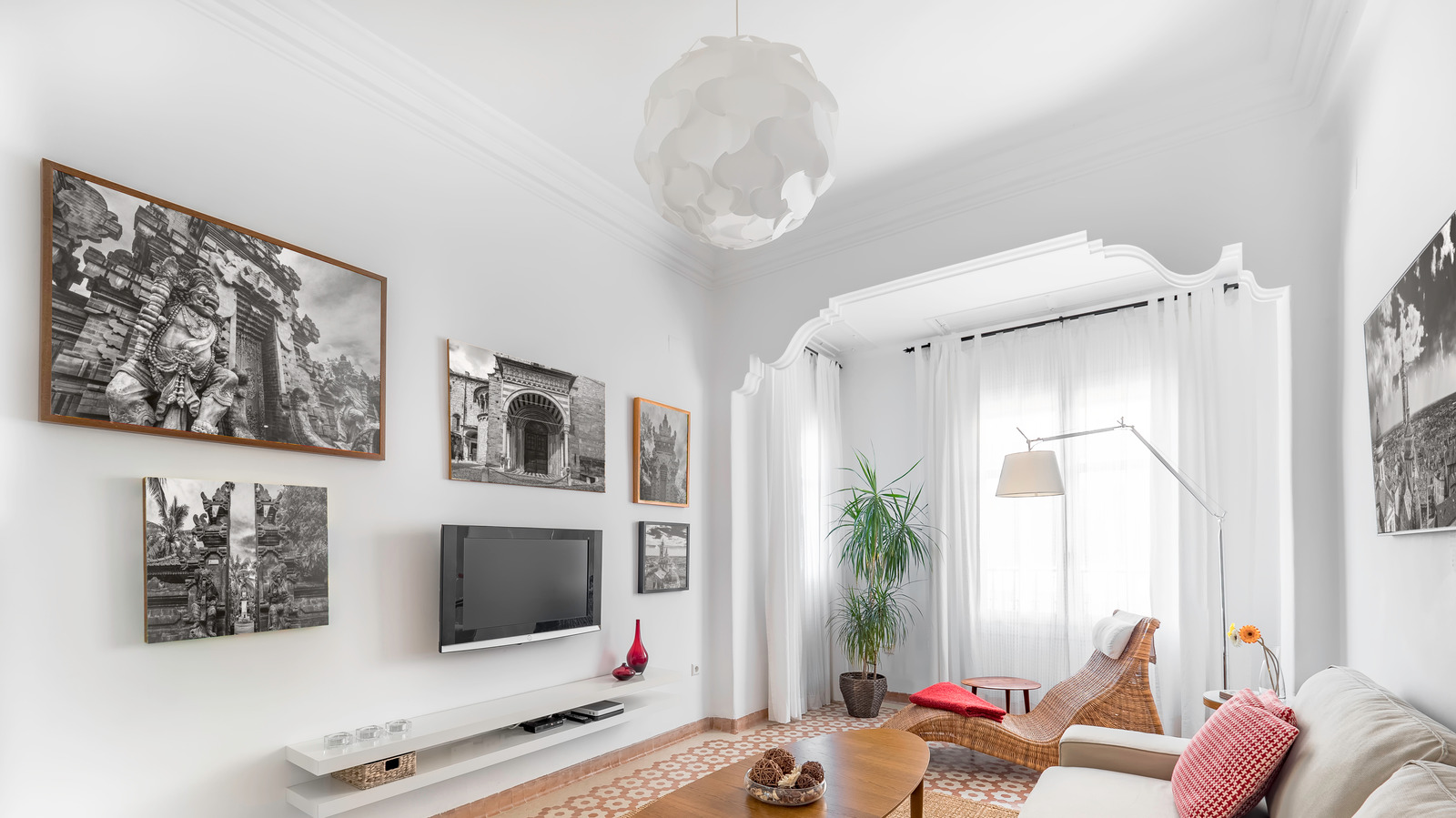 5 Tips For Building A Gallery Wall Around Your Television