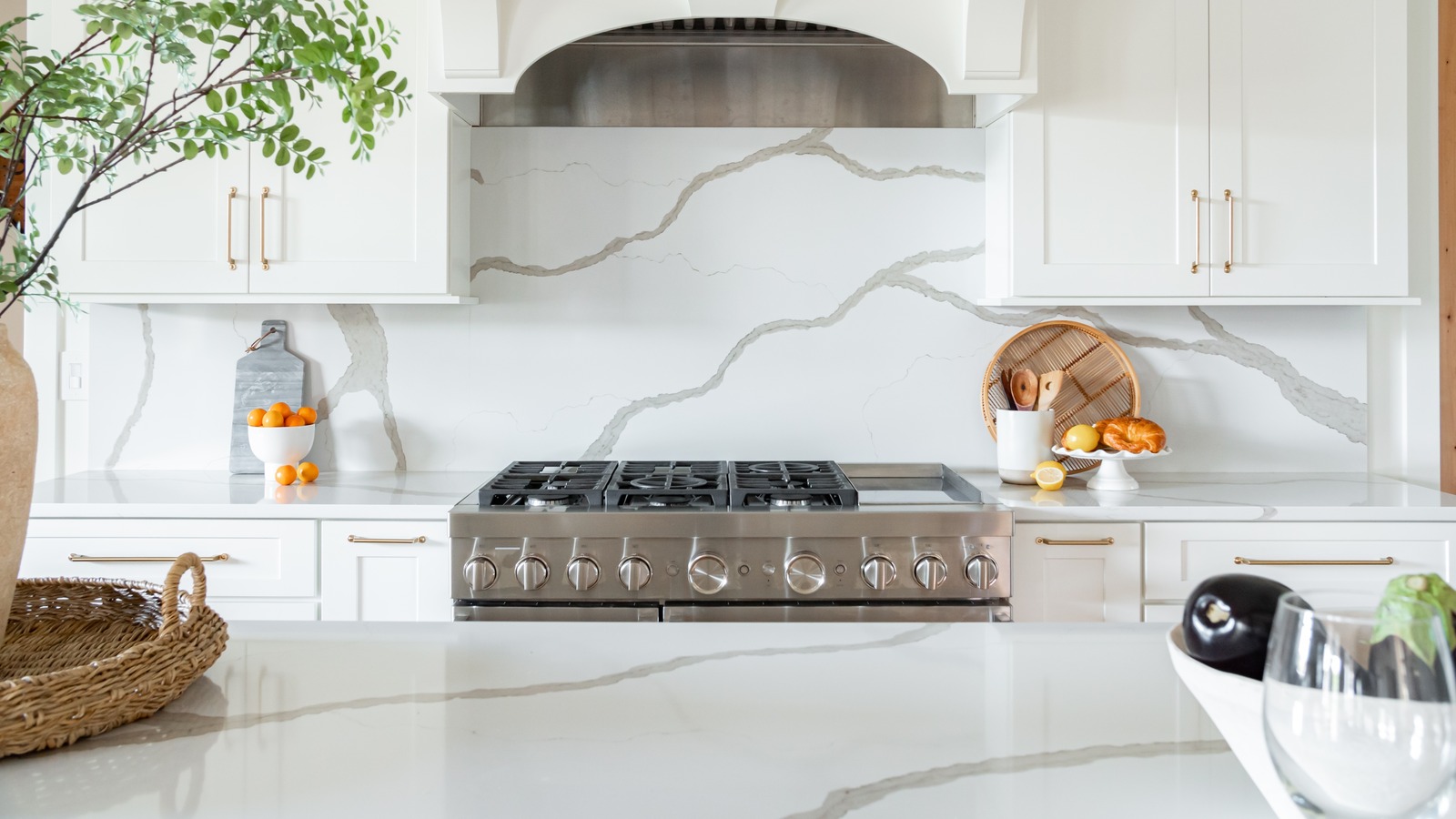 6 Kitchen Floor Types That Look Beautiful With Quartz Countertops (& 4 ...