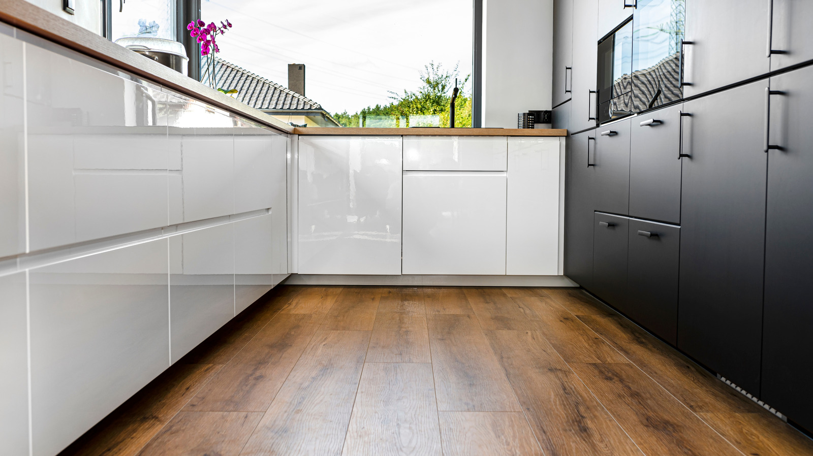 A Pro Organizer's Advice For What Items To Store In Corner Kitchen Cabinets