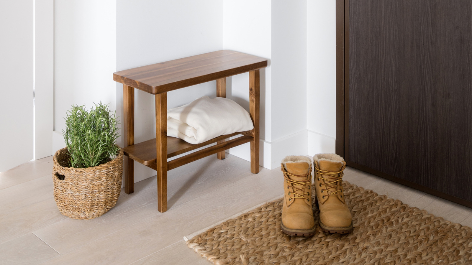 DIY A Rustic Wood Bench For An Entryway With These Steps