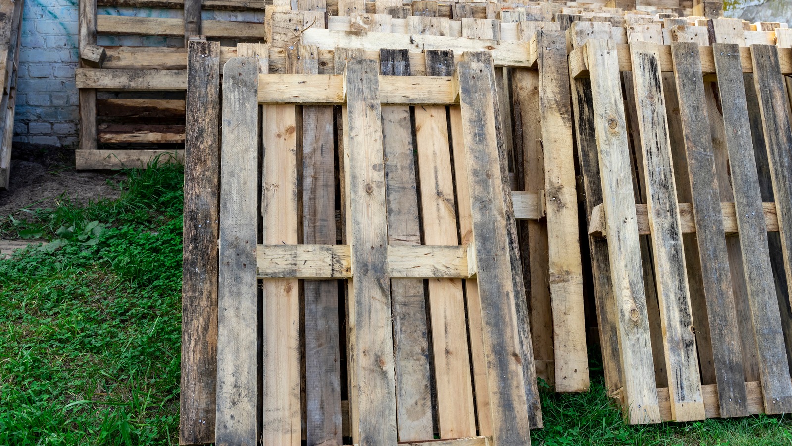 Add Rustic Storage To Any Room In The House With Simple Wooden Pallet ...