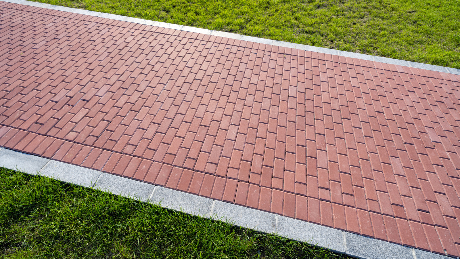 For a More Attractive Path, Opt for Vertical Brick Placement - Global Ideas