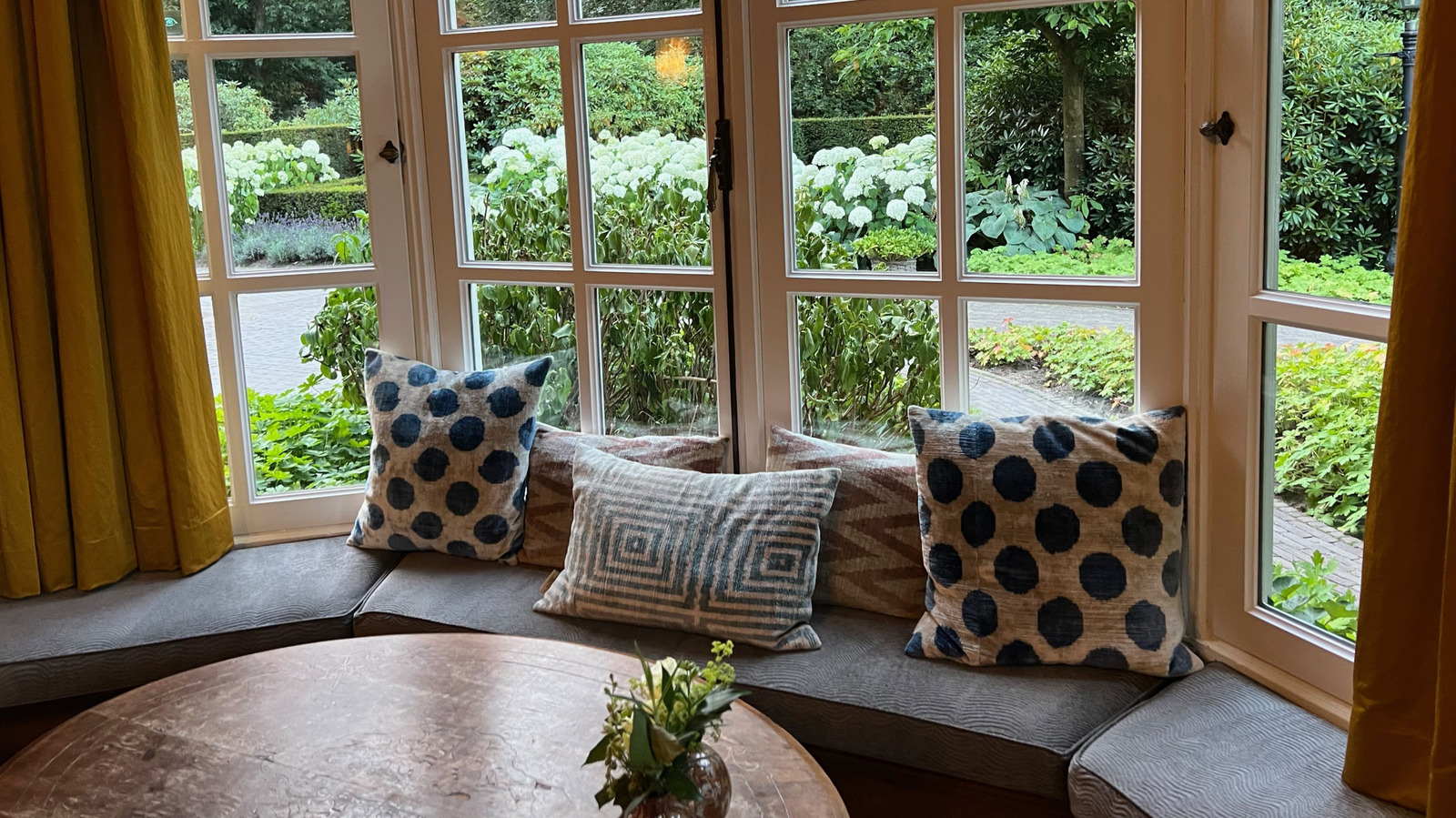 How To Hang Net Curtains In Bay Windows To Create A Cozy Space
