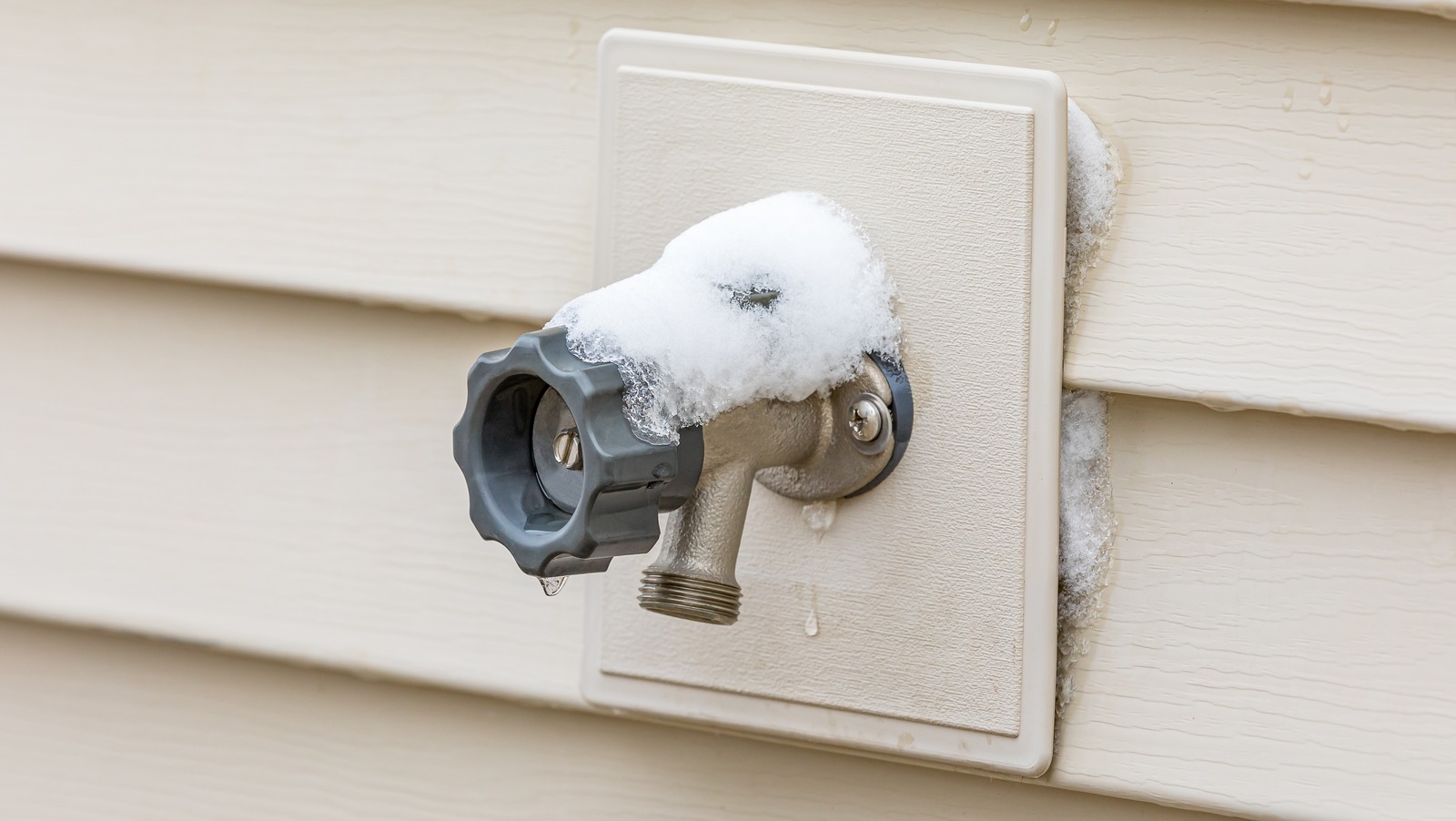 Create A Faucet Cover In Seconds With This Genius Pool Noodle Hack