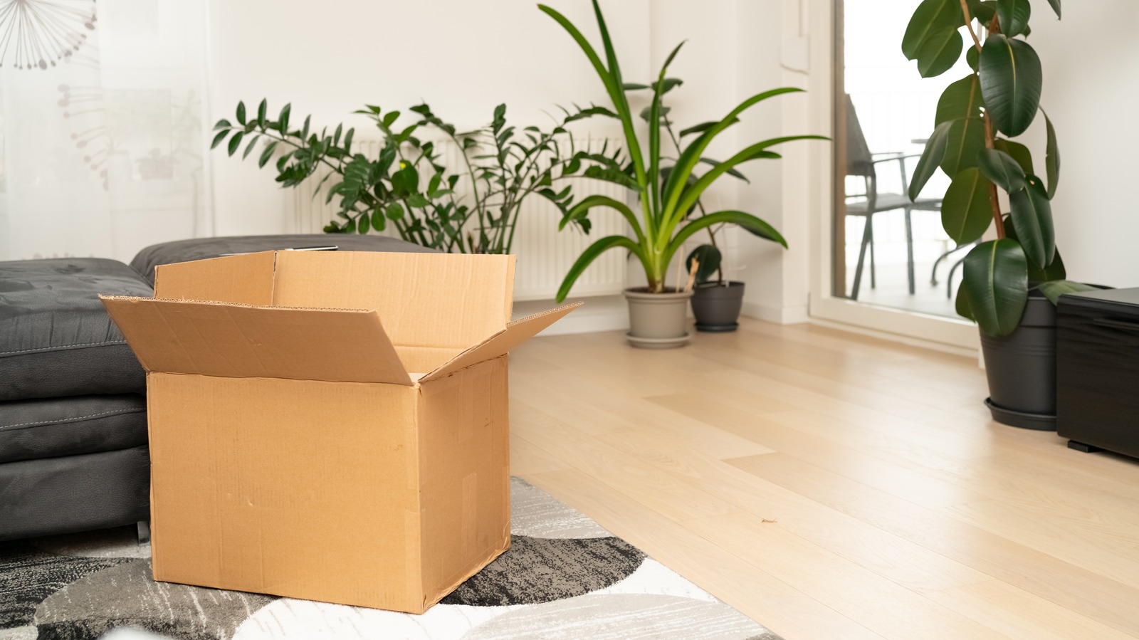 Create A High-End Vase From A DIY Cardboard Box Transformation