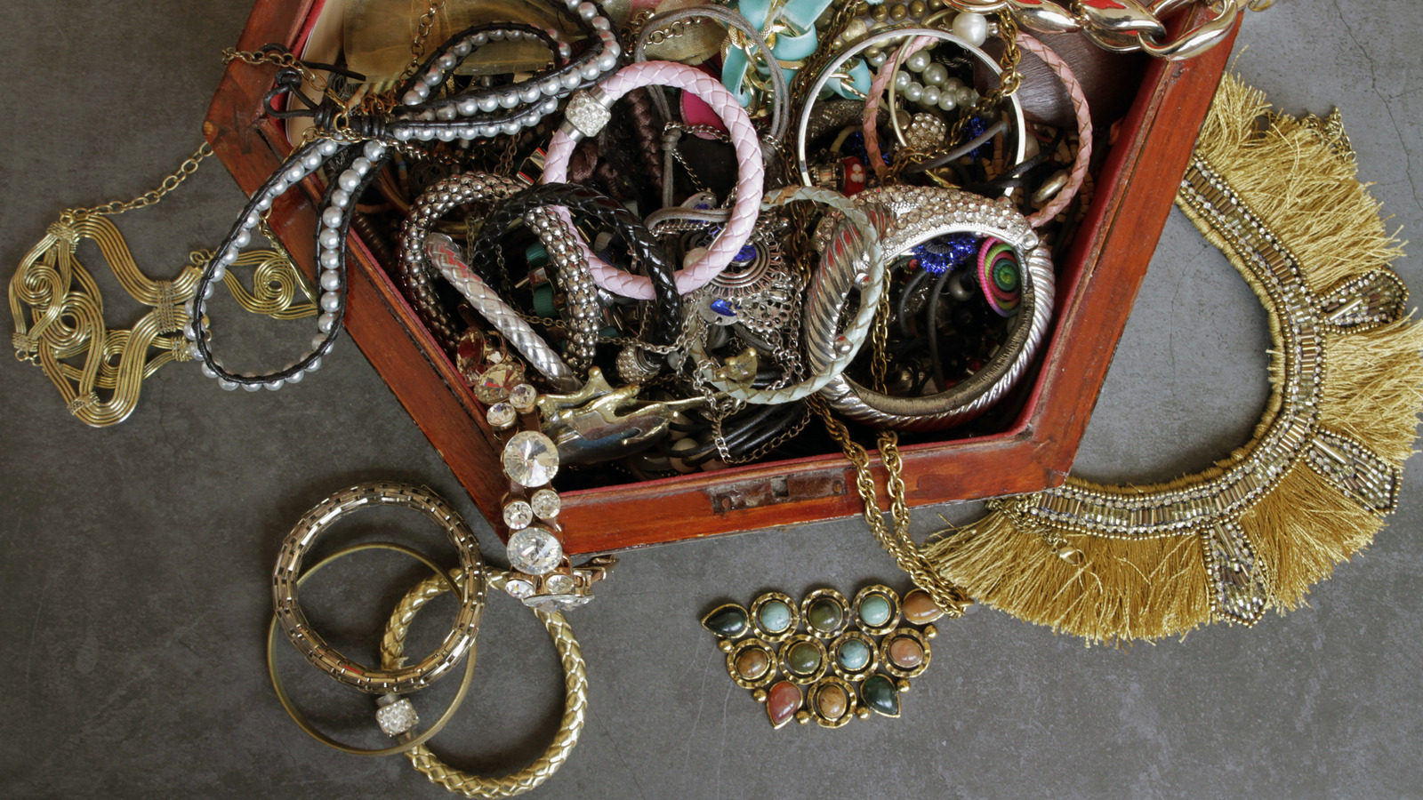 Declutter & Organize The Jewelry In Your Closet With A Smart Paper ...