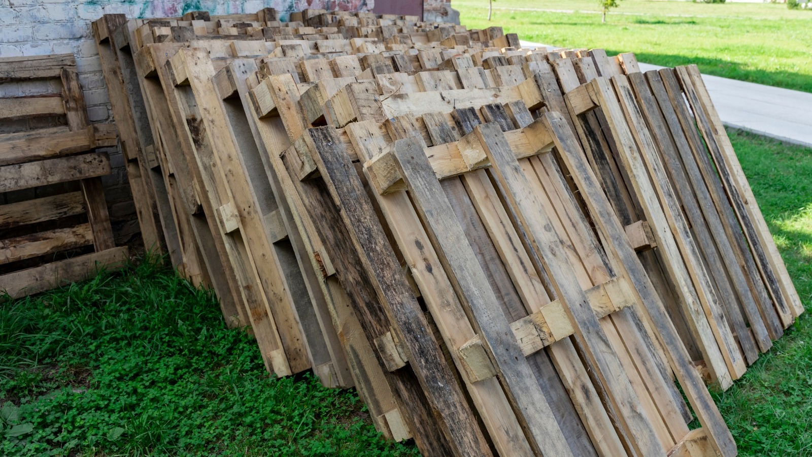 Build A Wood Shed From Pallets