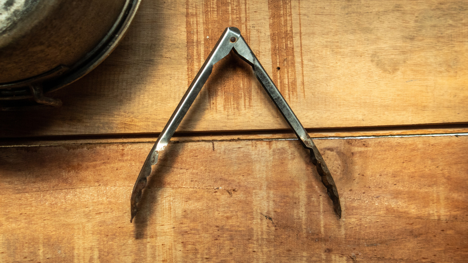 Don't Throw Out An Old Pair Of Tongs, Try This Hack To Up Your ...