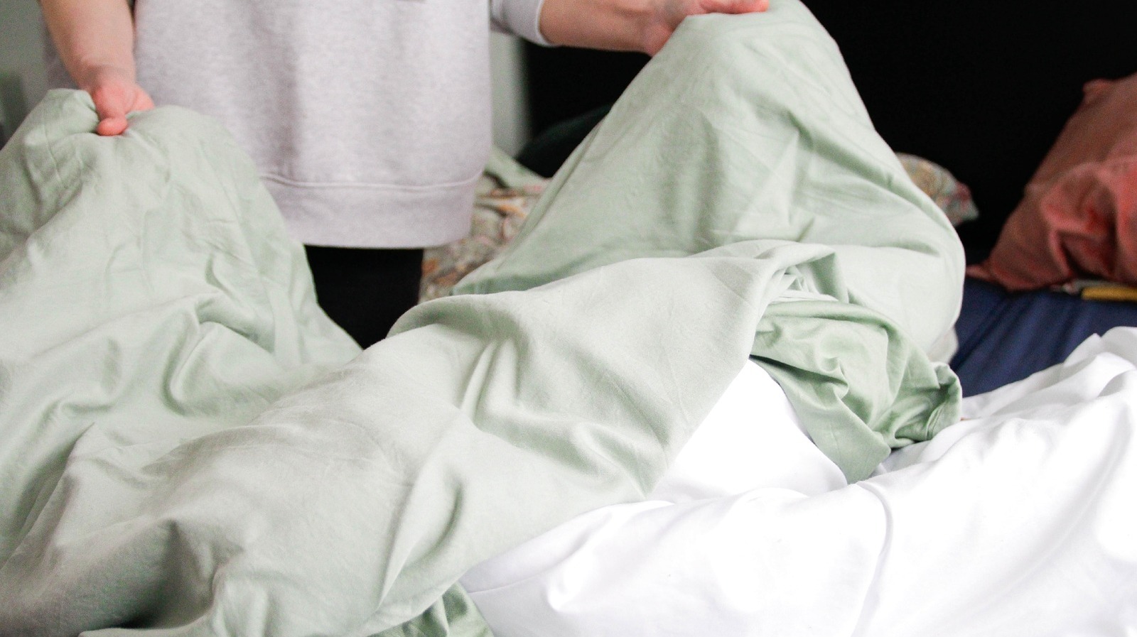 Don't Throw Out Old Bed Sheets: 14 Ways To Repurpose Them