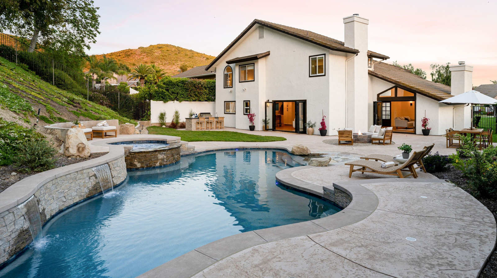 Enjoy A Bug-Free Pool Day With A Fresh-Smelling, Natural Ingredient