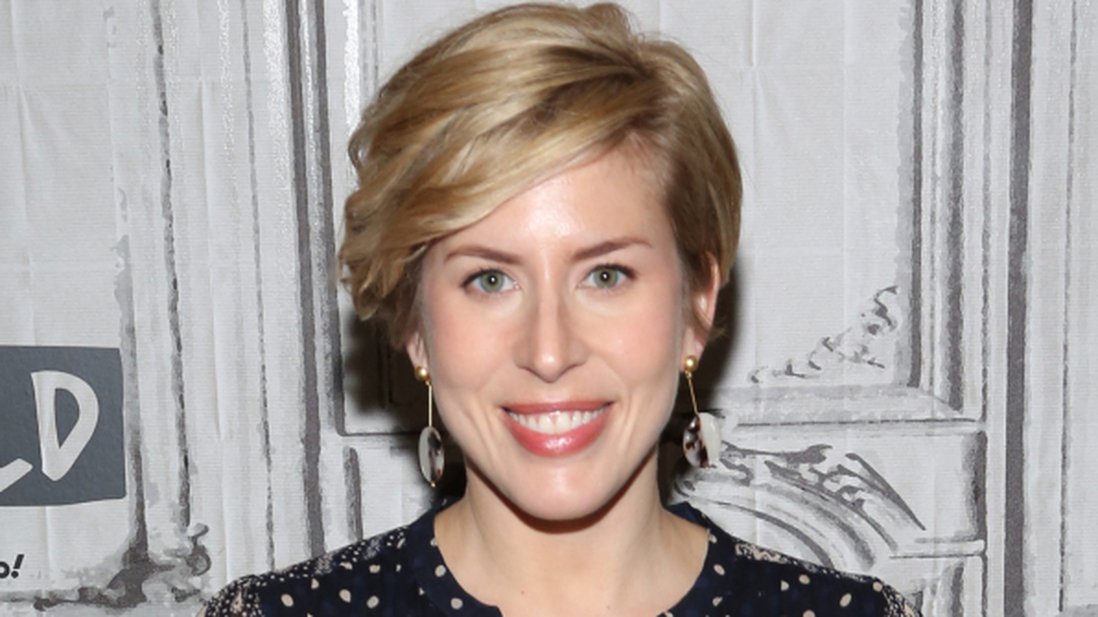 Fill A Blank Wall With Hgtv Star Erin Napier's Budget Friendly Hack