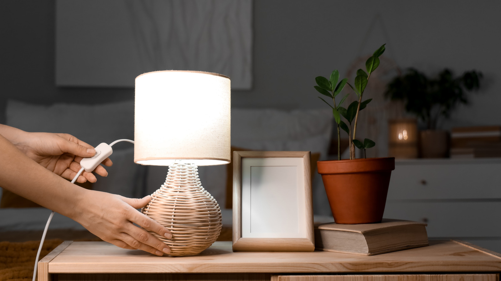 Forget Boring Table Lamps: Amazon's Flower-Inspired Design Looks So ...