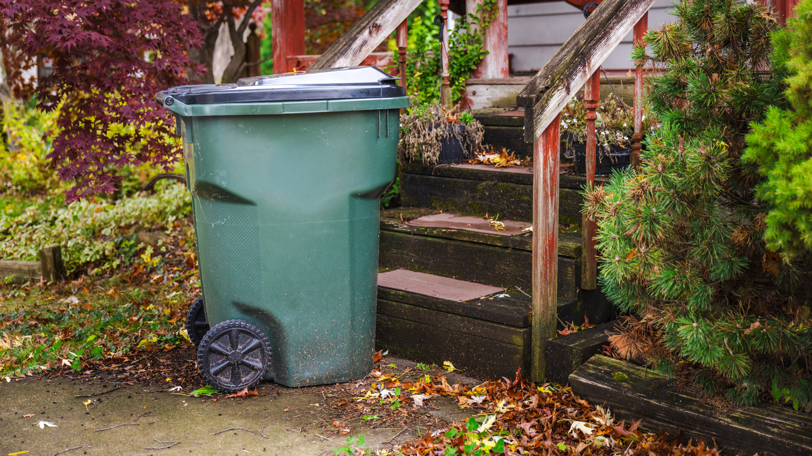 Goodbye To The Eyesore Of Outdoor Trash Cans: This DIY Hides Them In A ...