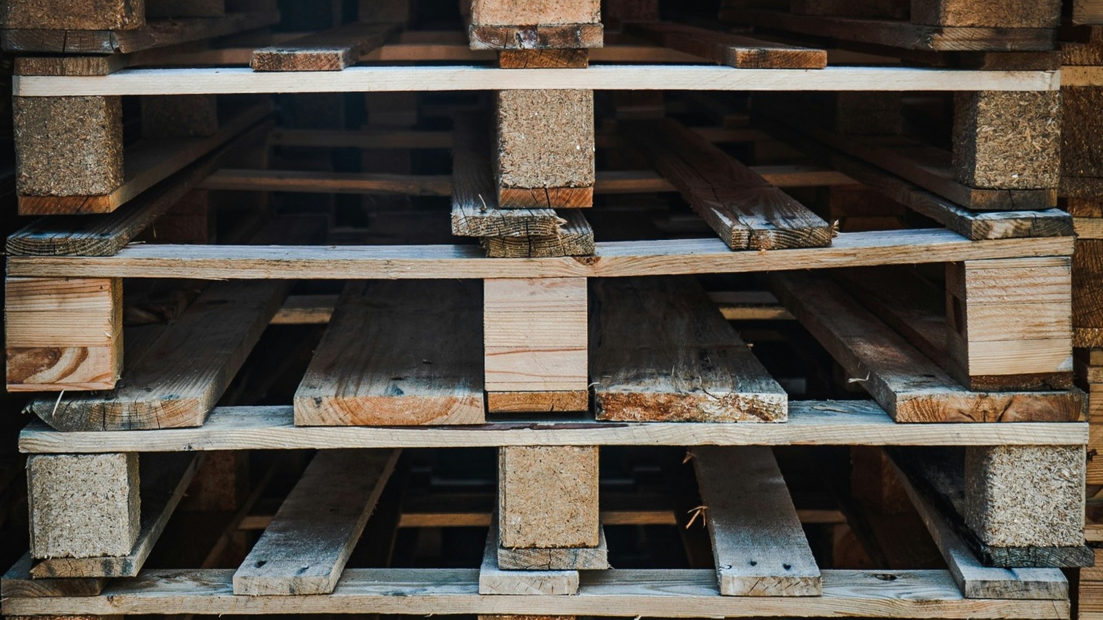 How To Safely Break Down Wood Pallets With No Damage