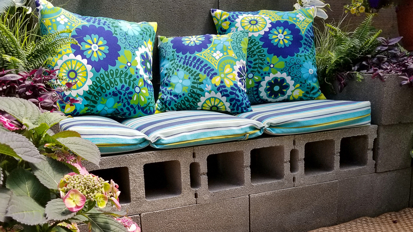 Use Cinder Blocks To DIY Your Own Budget-Friendly Patio Furniture