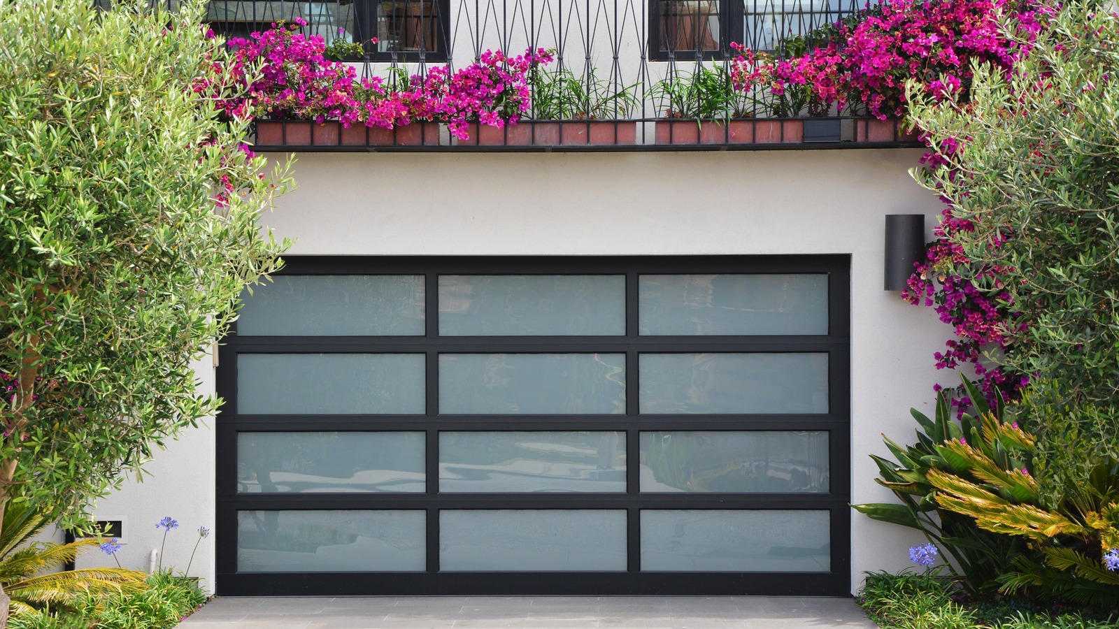 Here's Why People Are Ditching Interior Doors For Garage Doors Inside ...