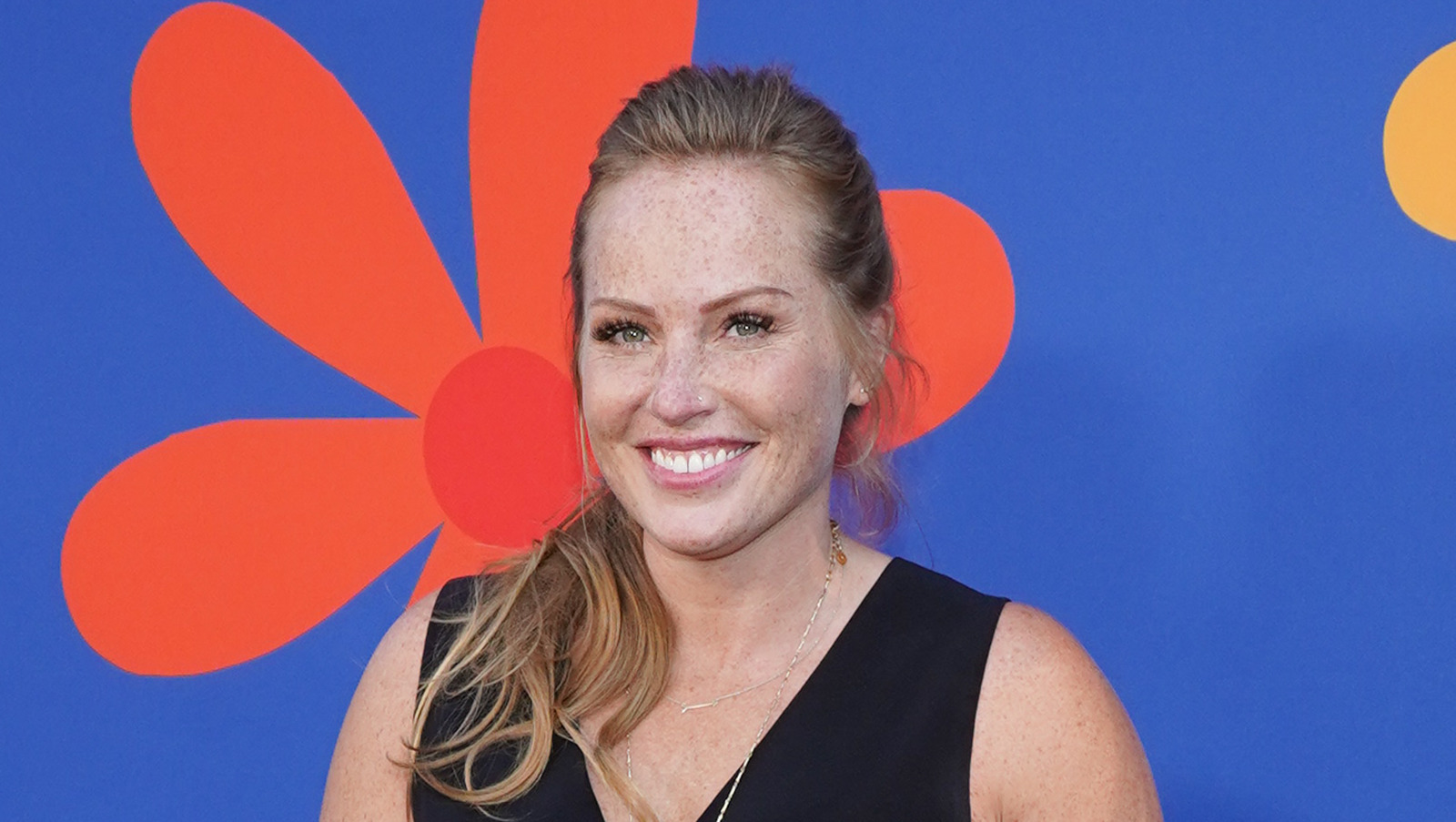 HGTV's Mina Starsiak Hawk Shares Her Favorite Spoonflower Wallpapers ...