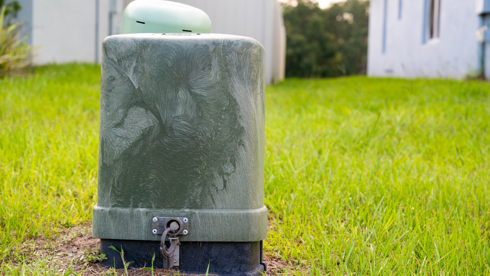 Hide The Eyesore Of Bulky Outdoor Utility Boxes With A Beautiful DIY ...