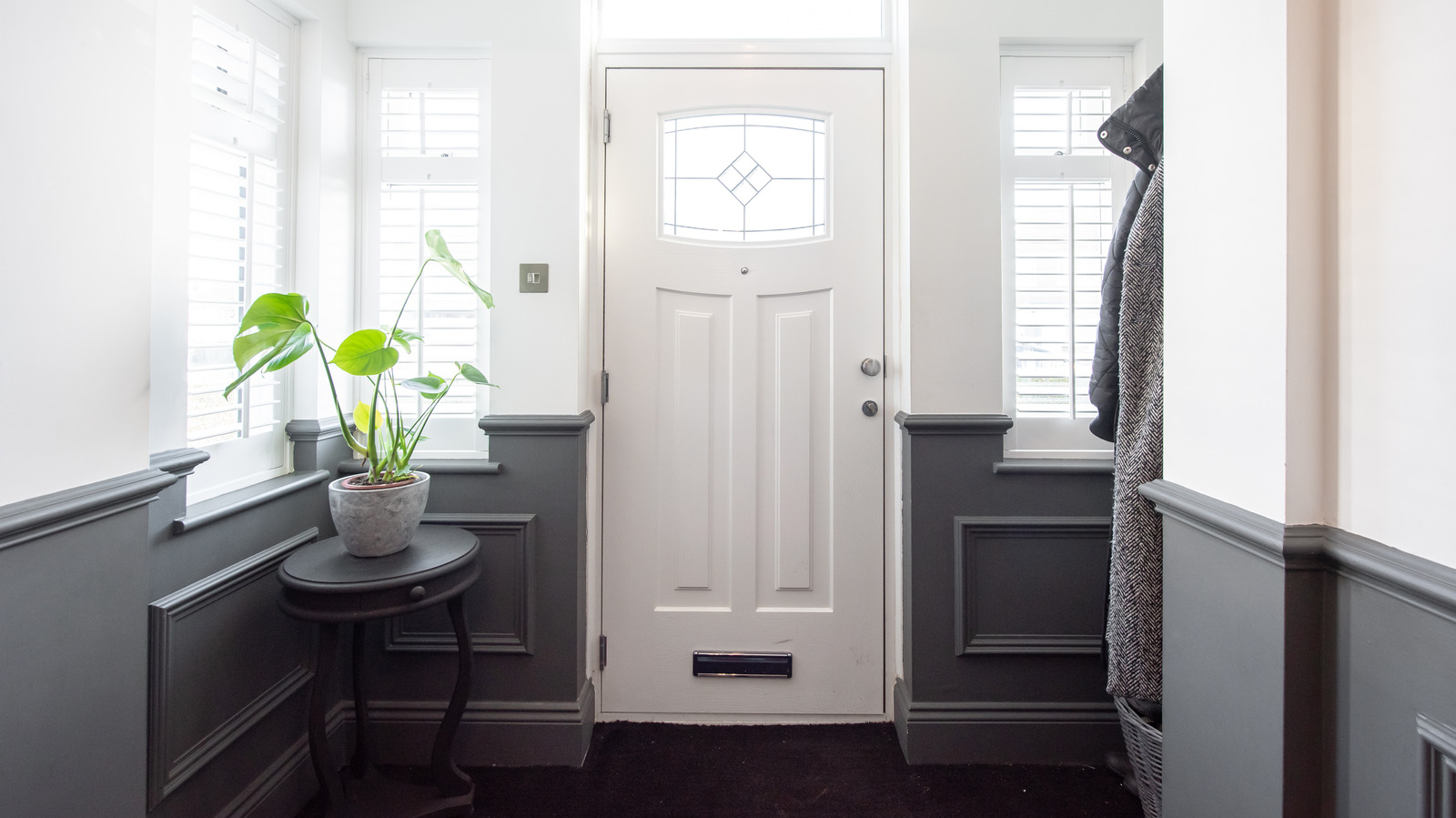 How The Stars Of HGTV's Unsellable Houses Make The Most Of A Small Entryway