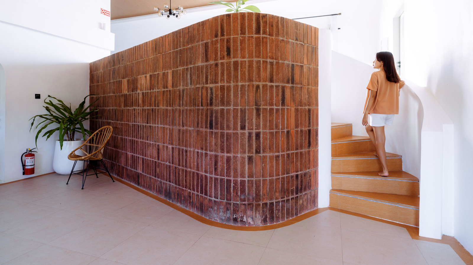 How To Choose Decor For A Vertical Curved Wall