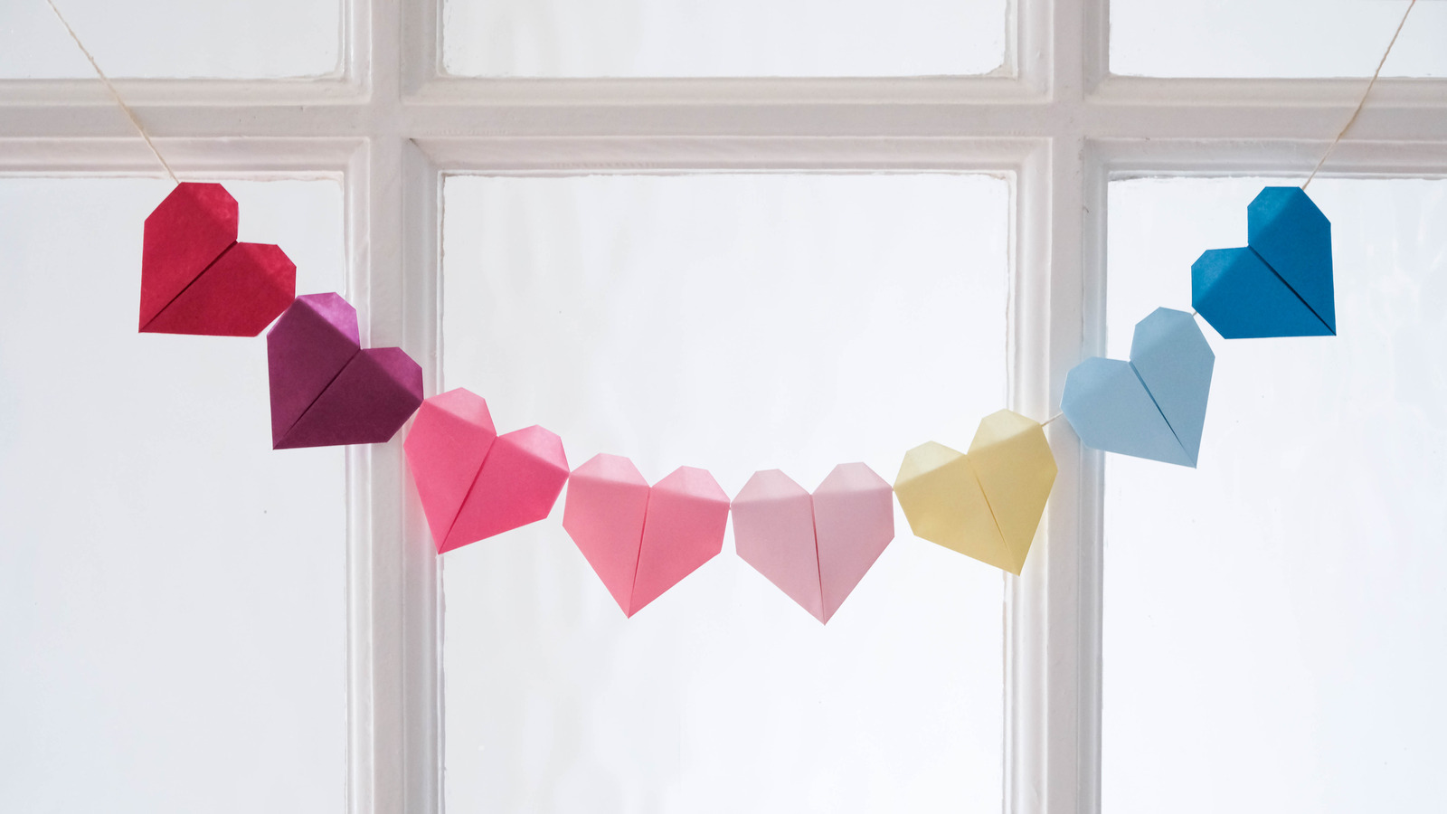 How To DIY A Budget-Friendly Valentine's Day Garland To Fill Your Home ...