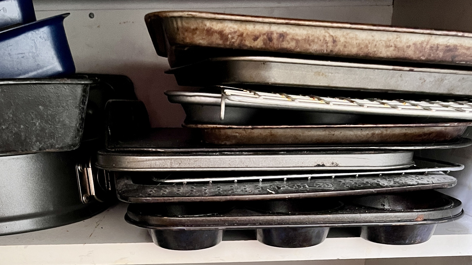 How To Easily Organize Bakeware In Kitchen Cabinets For Convenient Storage