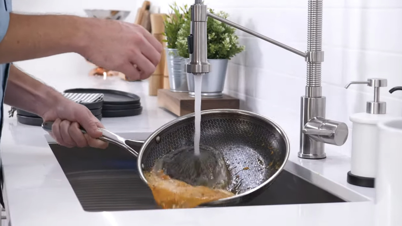 How To Keep Your HexClad Pans Clean (& Mistakes To Avoid)