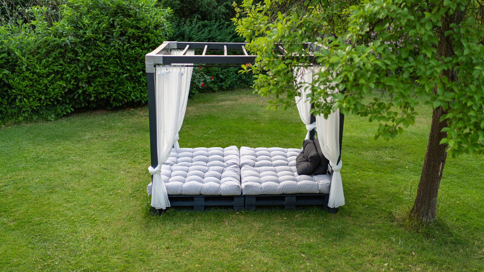 How To Make Your Outdoor Daybed Last Through All The Seasons