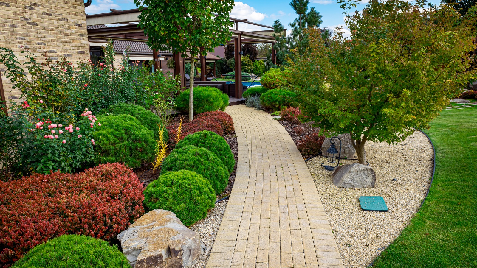 How To Place Shrubs In A Front Yard For The Most Aesthetically Pleasing ...