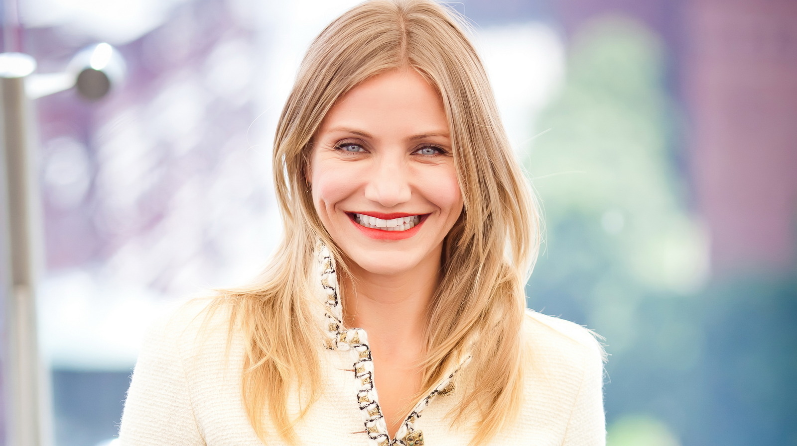 How To Steal The Look Of Cameron Diaz's Stunning Minimal Kitchen In ...