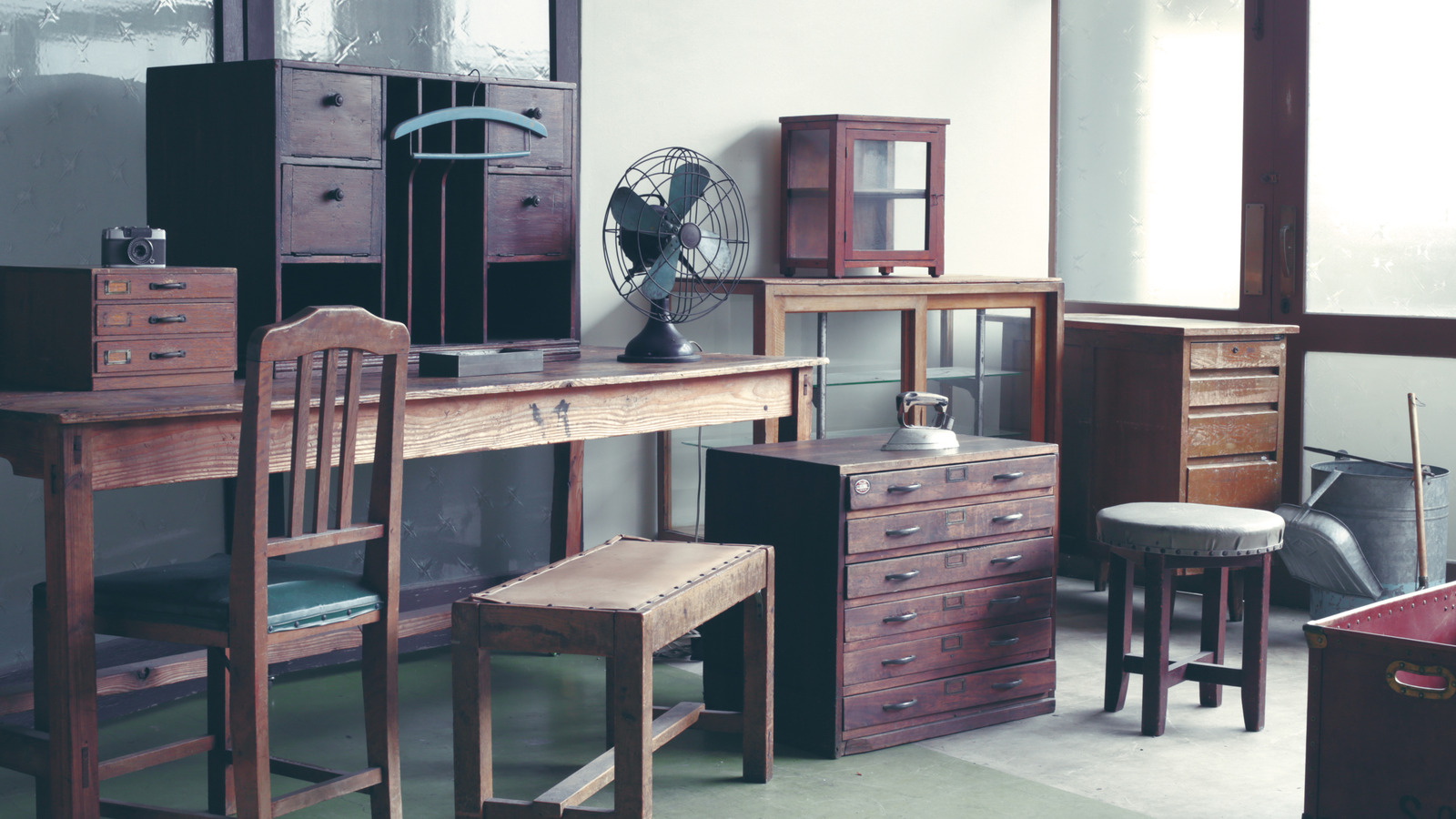 How To Transform A Thrifted Antique Desk Into A Stunning DIY Statement ...