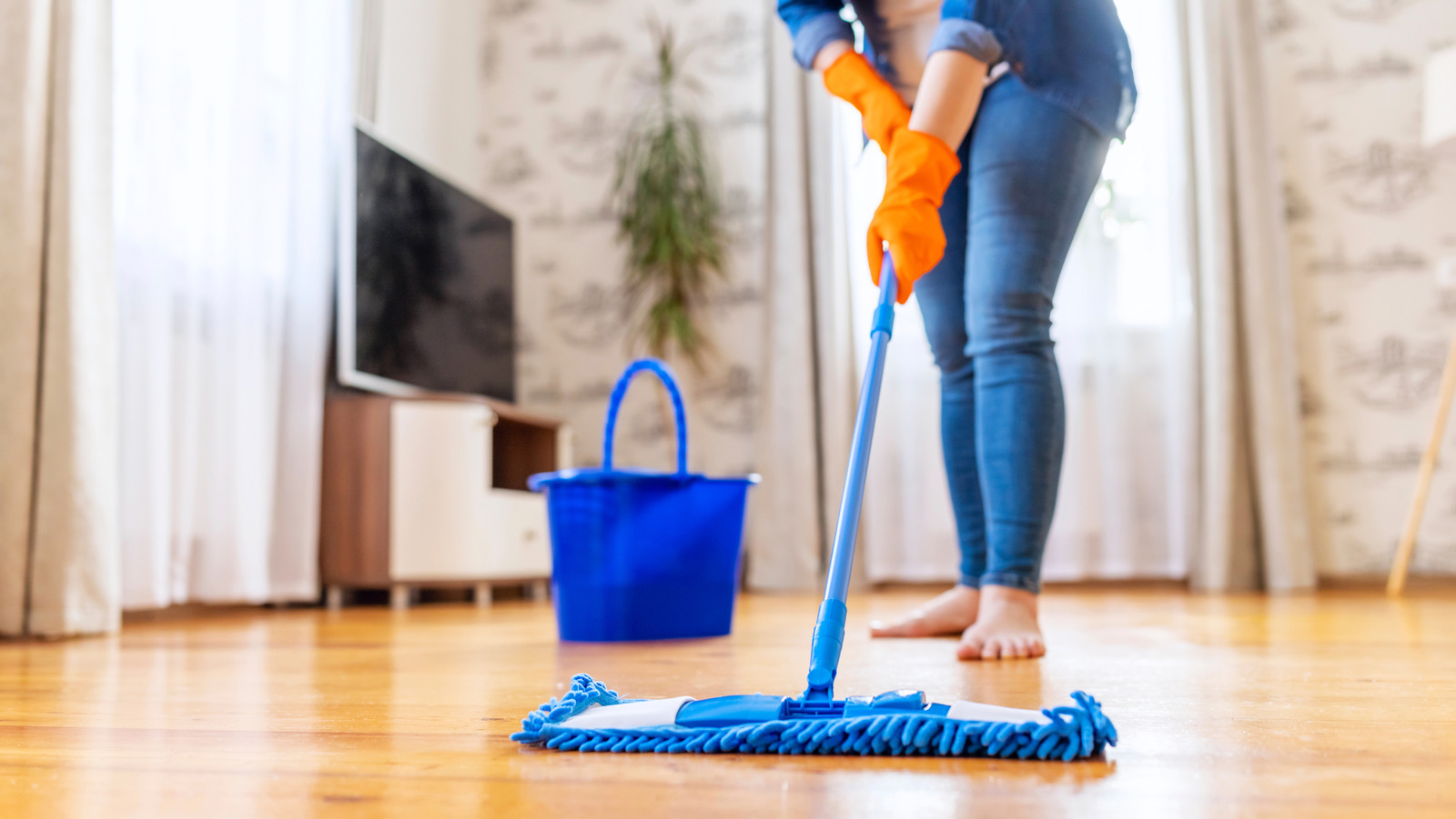 How To Use A Microfiber Mop For Waxing Floors