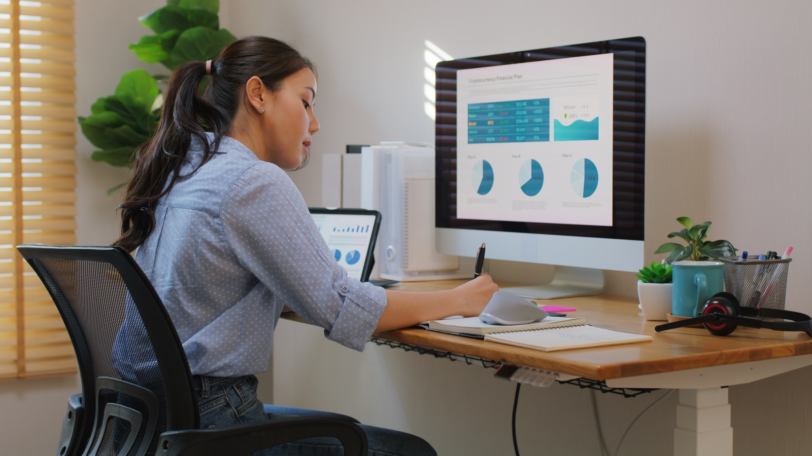How You Should Be Using Your Walls To Maximize Smaller Home Office Spaces