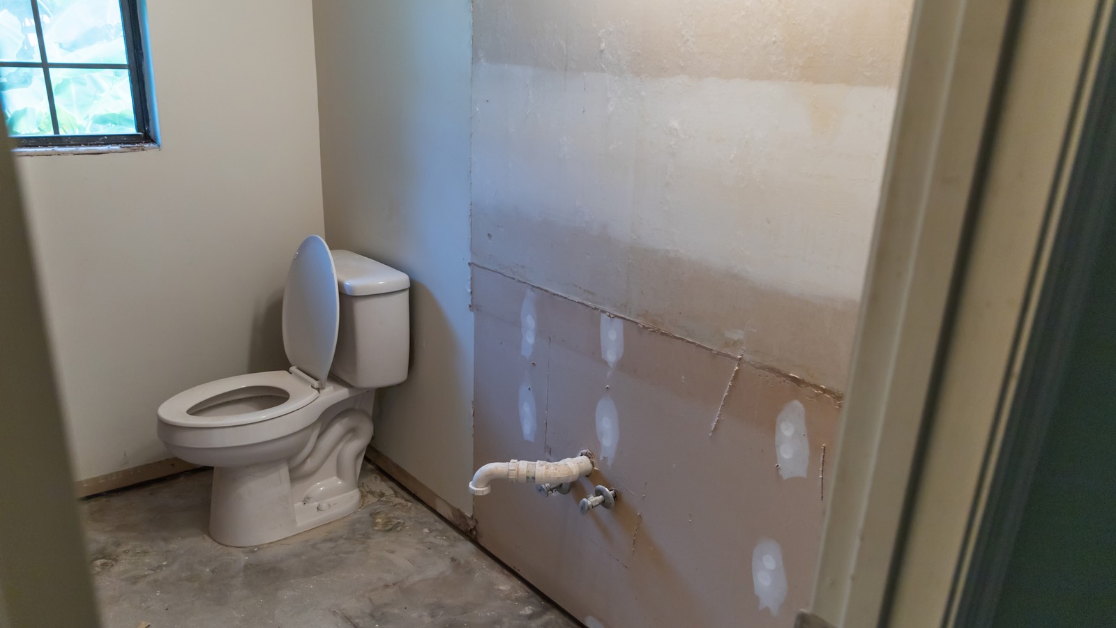 If Your Old Home Has A Stand-Alone Toilet In The Basement, This Is What ...