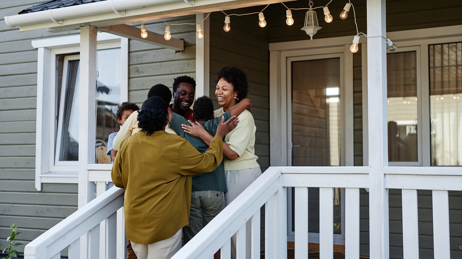 If You're Expecting Guests, Be Sure To Tuck These Things Away Before ...