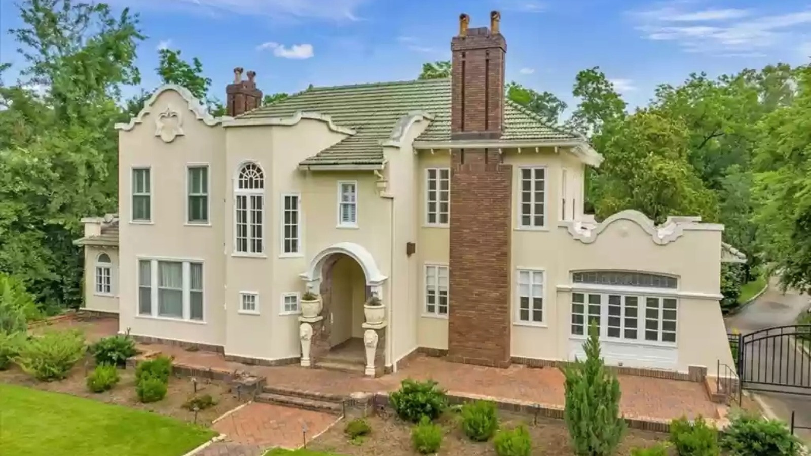 Inside A Massive Georgia Bargain Mansion Selling For Less Than $500K
