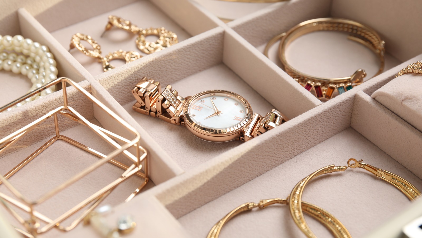 How To DIY A Jewelry Box To Keep Your Closet Neat & Organized