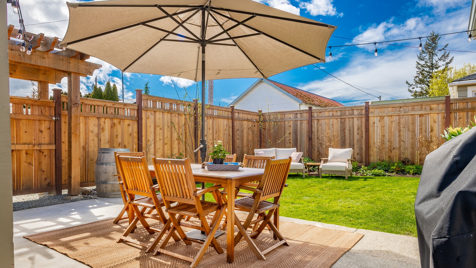Make Your Yard Feel Like A Resort With This Stunning Fence DIY
