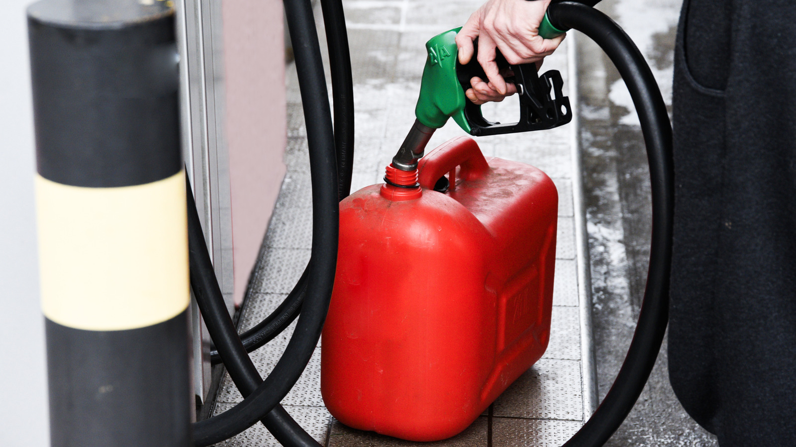 Metal Vs Plastic Containers: What's The Better Way To Store Gas?