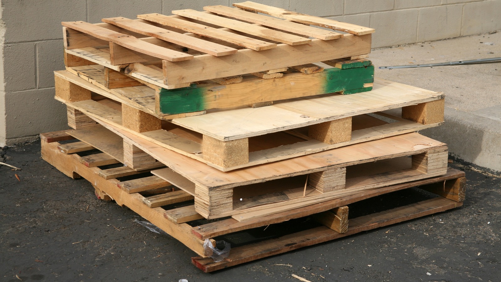 This DIY Wood Pallet Standing Desk Is Easy And Convenient To Make