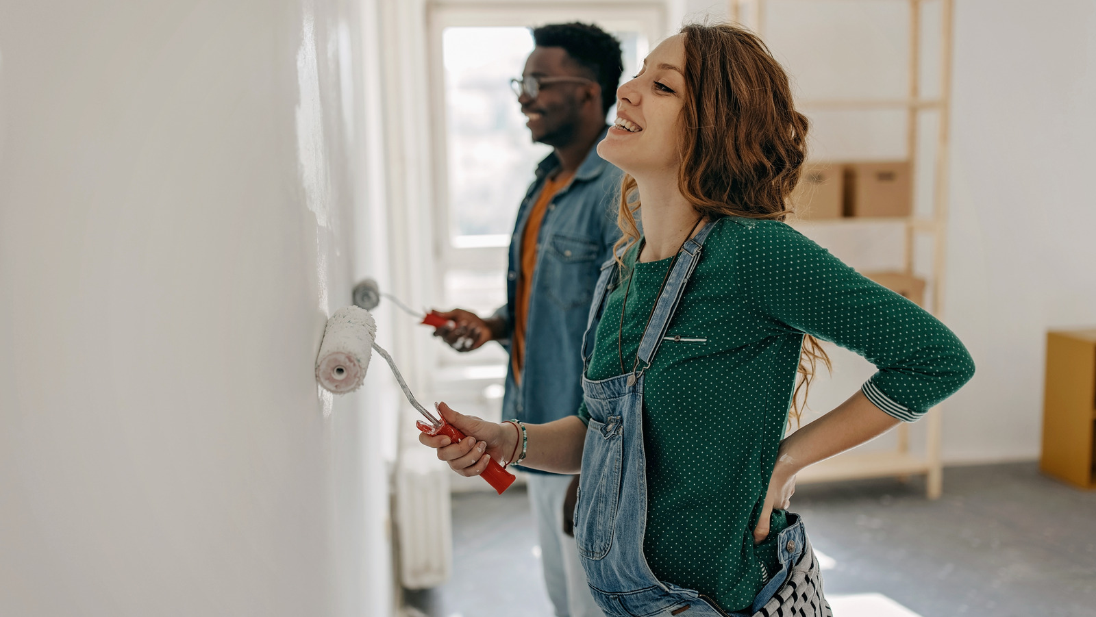Repurpose A Pringles Can Into Paint Roller Storage