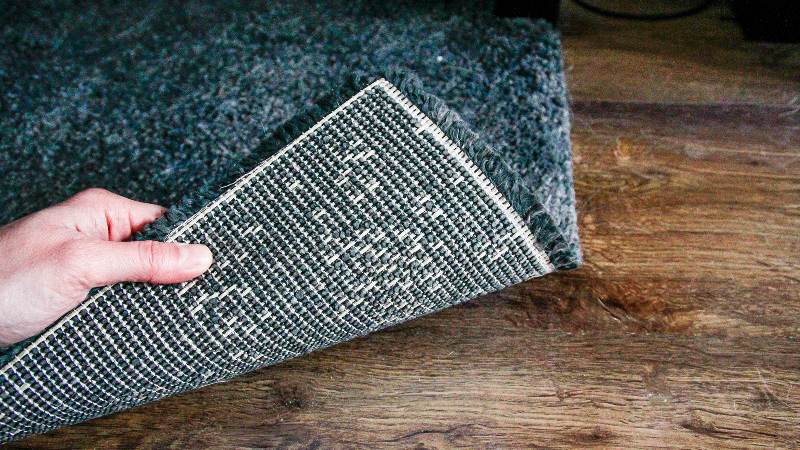 Reuse An Old Rug To DIY A Gorgeous Outdoor Planter With Floral Energy